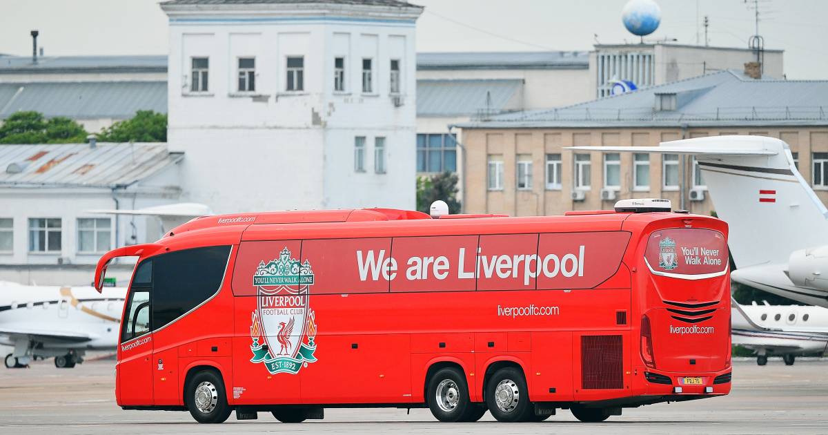 Spelersbus Liverpool bekogeld in Manchester: baksteen vliegt door ruit ...