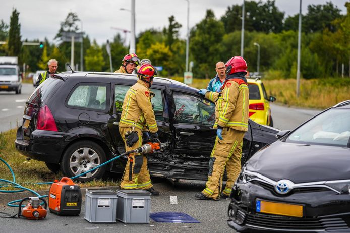 Brandweer bevrijdt vrouw uit auto na ongeluk in Eindhoven | Eindhoven ...