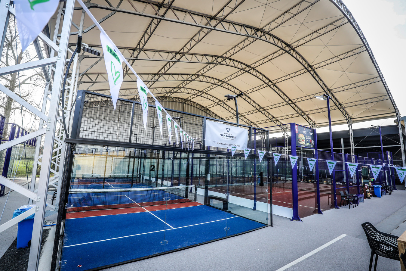 Padelclub Brugge, de eerste in de streek, overkapt terreinen en breidt ...