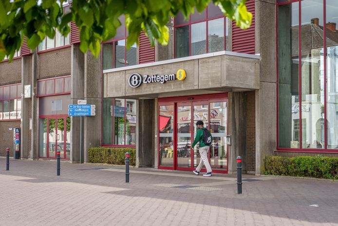 Nieuwe openingsuren voor loketten station Zottegem | Zottegem | hln.be