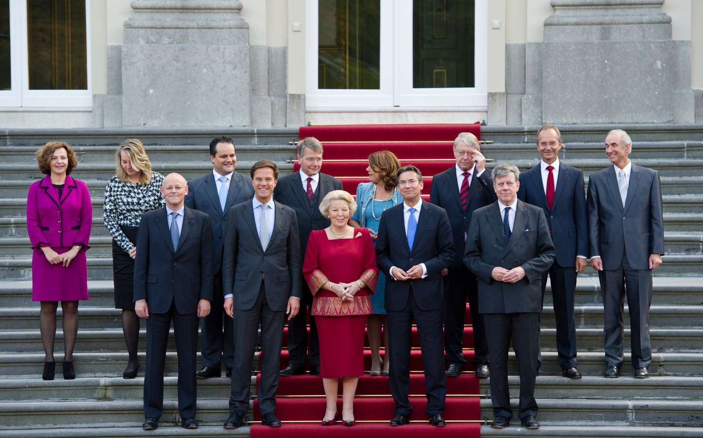 Coronabordesscène van Rutte IV gaat geschiedenis schrijven: meer ministers en op 1,5 meter ...