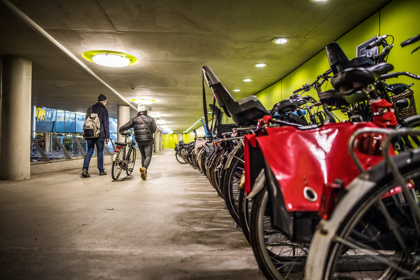 Meer ruimte voor fiets met kratje of zitje in vernieuwde stalling ...