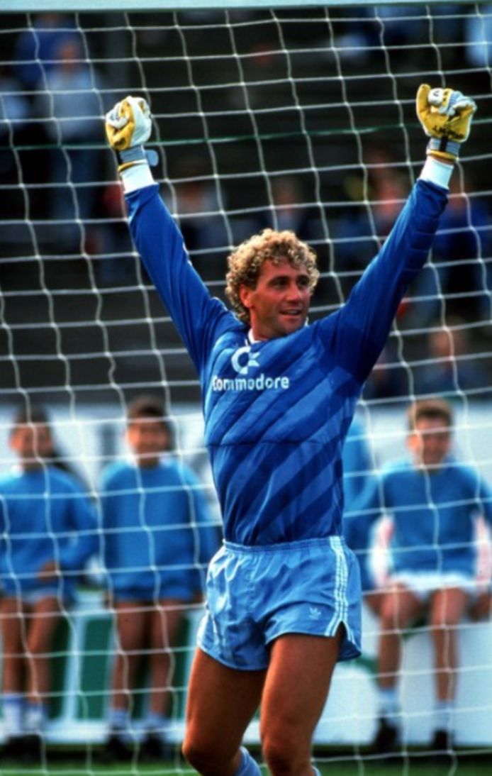 Duitse voetbalshow op stelten gezet door indringer nadat die... verward ...