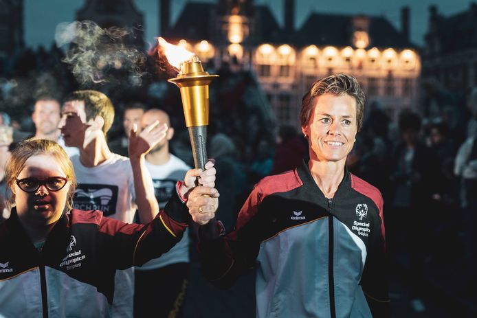 Gella Vandecaveye eregast op aftrap G-Voetbal Kortrijk | Kortrijk | hln.be