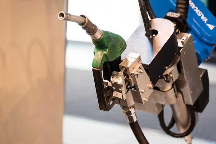 KIJK. Tot bij de pomp rijden en de robot doet de rest: in dit ...