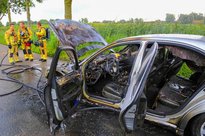 Auto vliegt in brand op Veldbeemd in Helmond | Helmond | ed.nl