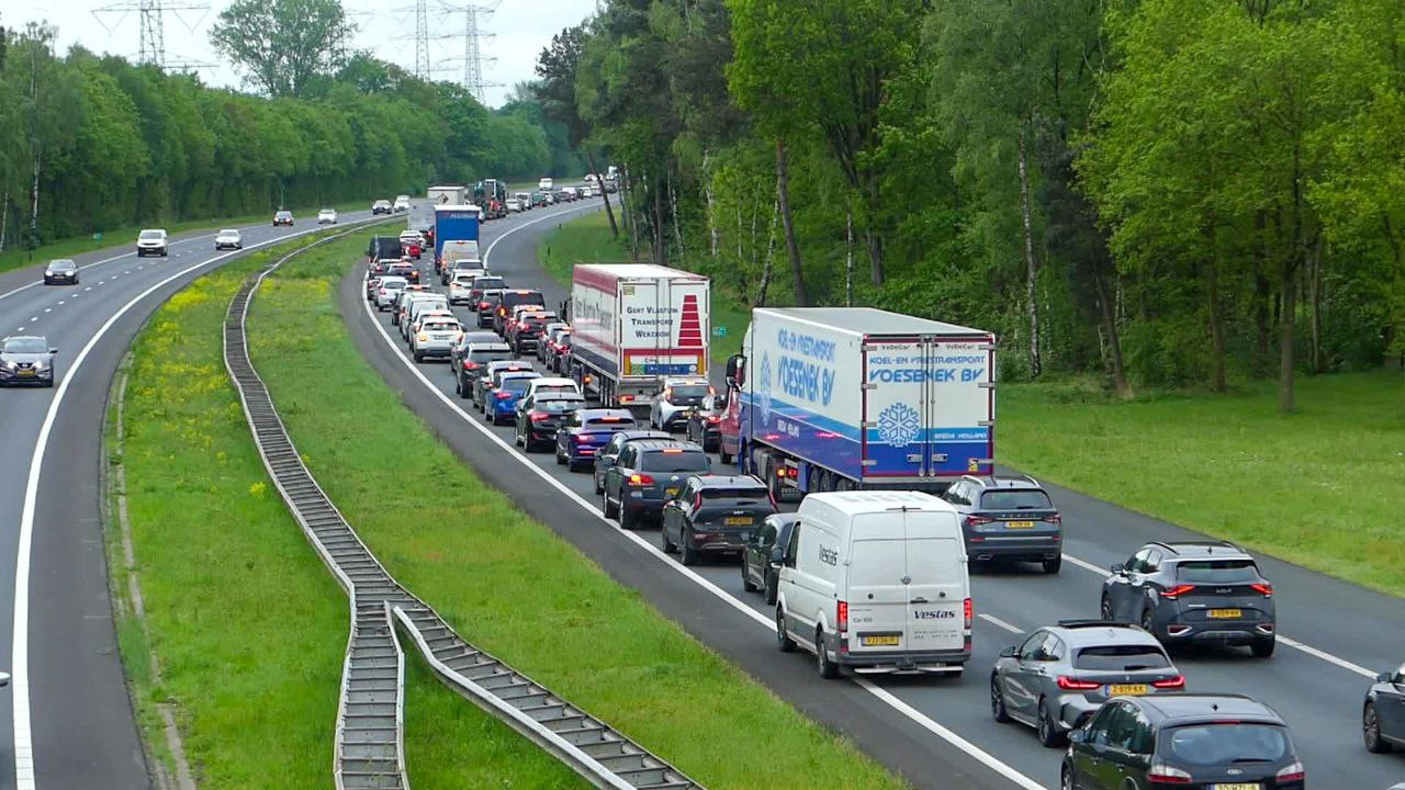 Ongeval op de A35 bij Enschede zorgt voor lange file: weg inmiddels ...