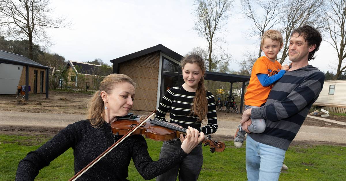 De viool van Eva uit Oekraïne brengt geluk op deze camping ...