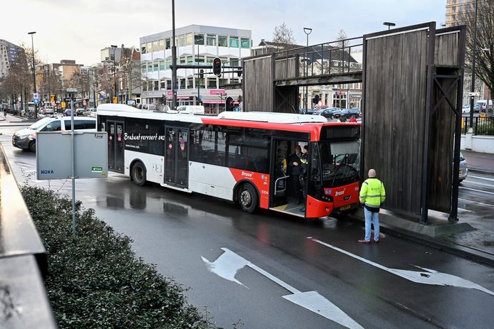 Stadsbus botst tegen pilaar van kunstwerk De Duikplank in Tilburg ...
