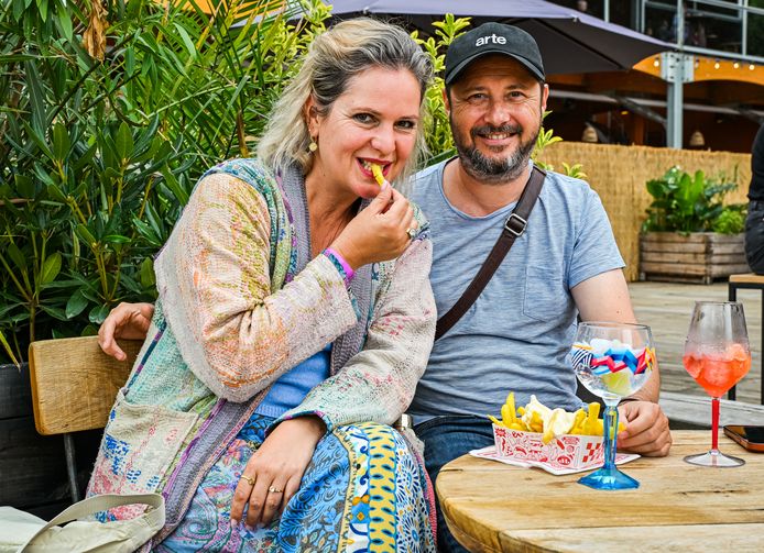 IN BEELD. Een pintje of een pakje friet: XINK en Caroline Maes genieten ...