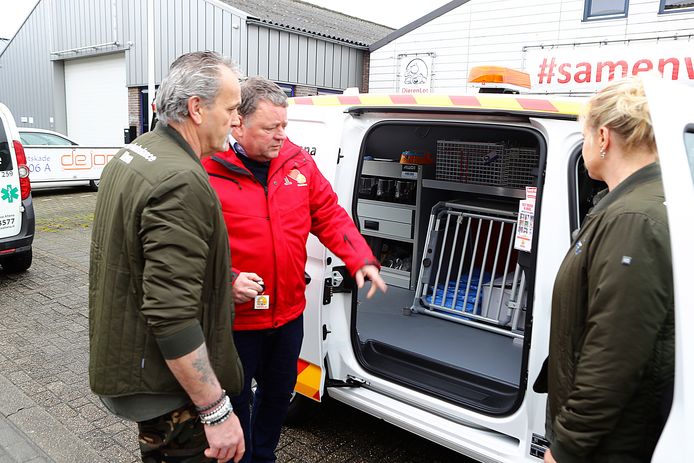 Dierenambulance Altena kan jaren vooruit met nieuwe bus: ‘We kregen op ...