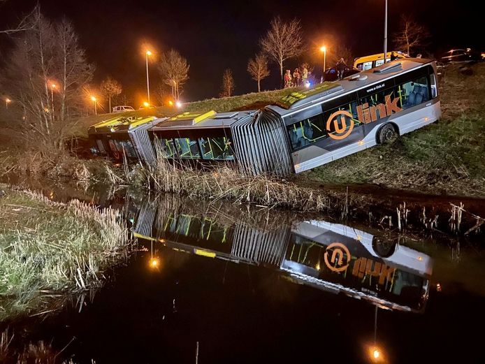 Stadsbus in Vleuten glijdt nét niet te water: oorzaak ongeluk onbekend ...