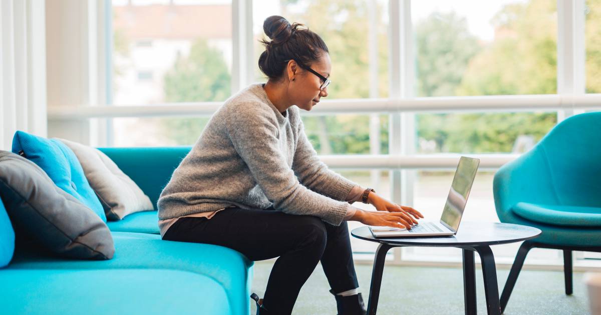 Werkblessures voorkomen? Zo zit je ergonomisch verantwoord achter de ... Werkblessures voorkomen? Zo zit je ergonomisch verantwoord achter de ...