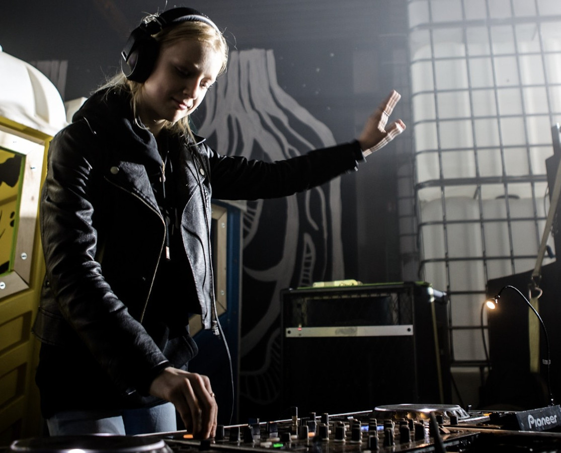 Onder de 18 niet naar Elektrum? Dat geldt niet voor ’s werelds jongste ...