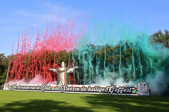 NEC met prachtig spandoek tijdens uitzwaaitraining op scherp gezet voor ...