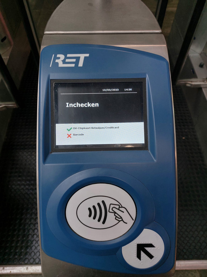 Verwarring bij metroreizigers: poortjes geven aan dat inchecken met ...