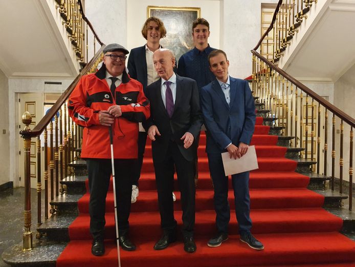 “Slechtzienden vinden blindelings hun weg met deze uitvinding”: leerlingen kapen eerste prijs ...