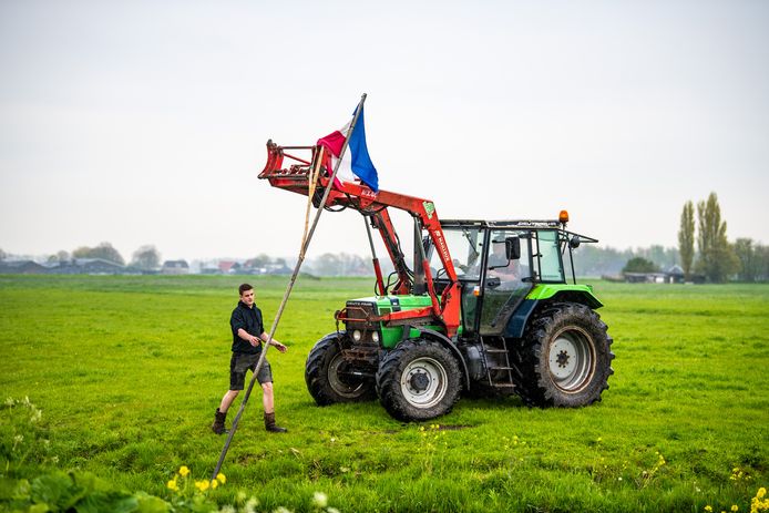 Boer Arno haalt omgekeerde vlaggen weg voor 4 en 5 mei, maar David níet ...