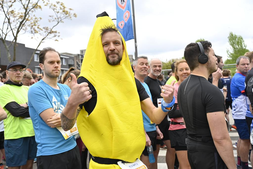 Waarom ‘banaan-man’ Ken (44) de benen uit zijn lijf loopt: “Als ...