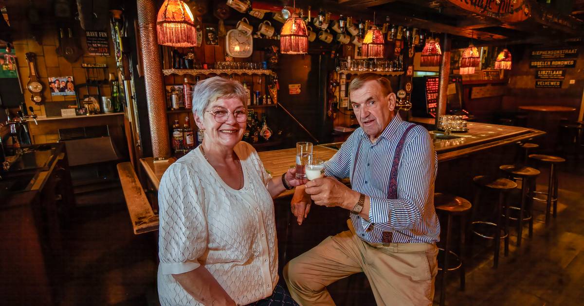Marietje reed in Oldenzaal haar auto naar de haaien in een diepe plas ...