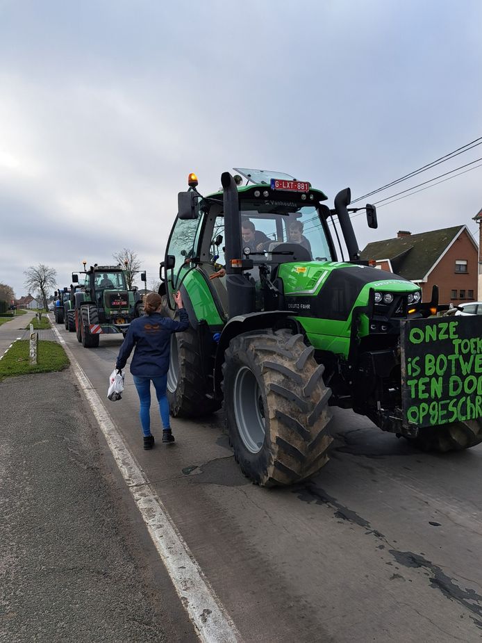 KIJK. Slager Koen trakteert protesterende boeren op droge worstjes ...