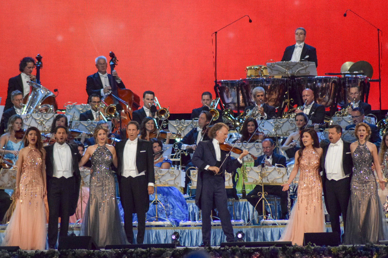 Donij (38) reisde met André Rieu de hele wereld over, maar begint nu ...