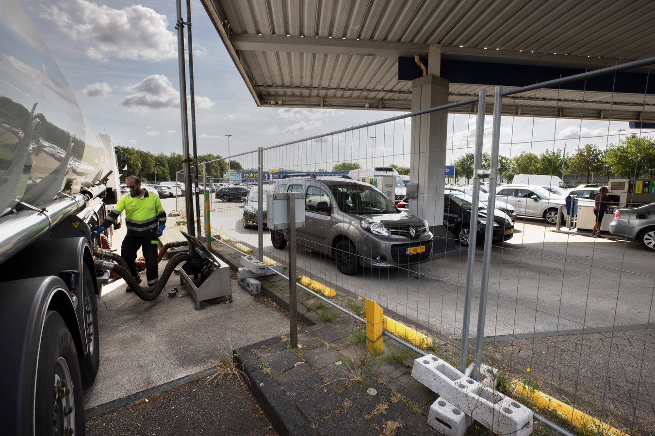 Automobilisten in de rij voordat benzineprijs omhoogschiet: ‘Ik gooi ...
