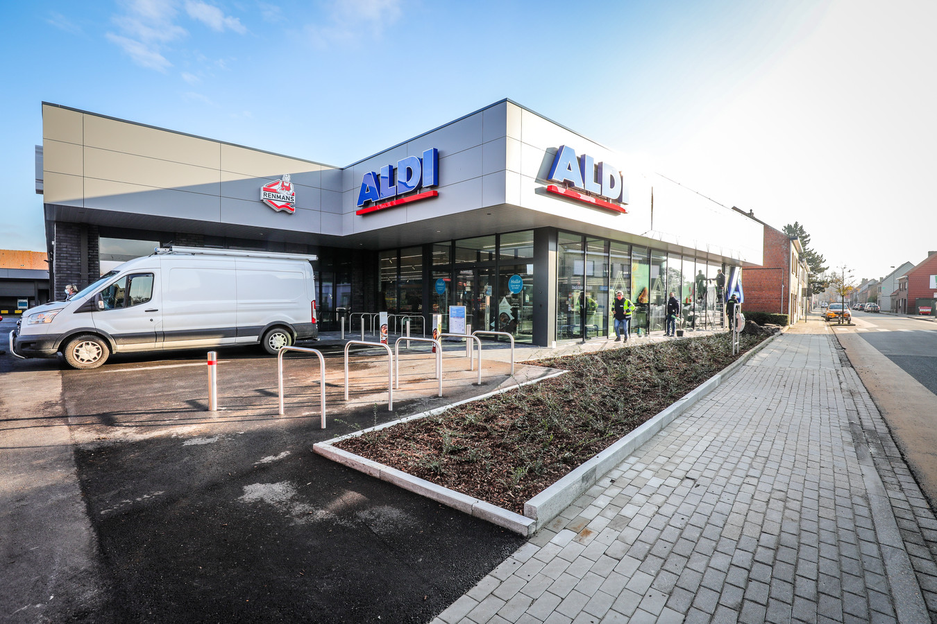 Stevig vernieuwde Aldi in Aartrijkestraat opent woensdag opnieuw de deuren | Foto | hln.be