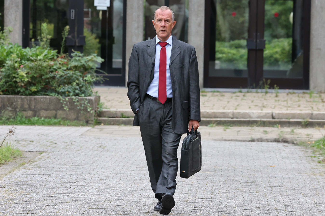 ASSISEN. Hoe Alban (31) werd afgeslacht met een jachtmes: “De vloer van ...