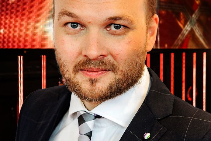 Angela gunt de ring aan Arjen | Televizier-Ring Gala 2017 | AD.nl