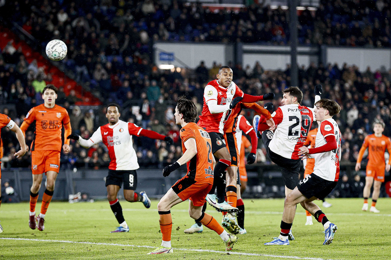 Hugo Sánchez adviseert Santiago Giménez om zo snel mogelijk transfer te ...