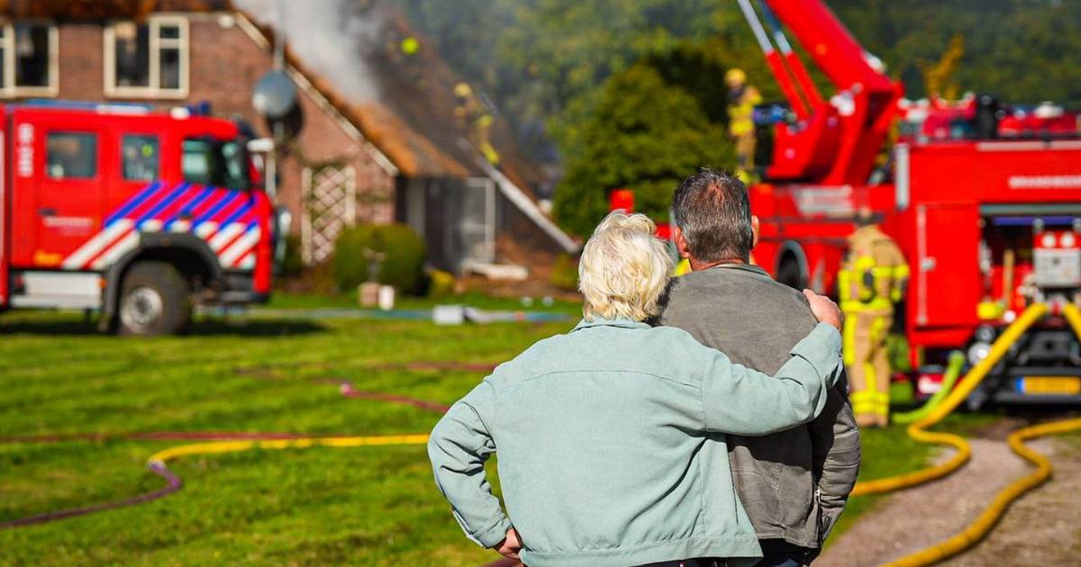 Op een zonnige ochtend staat ineens zijn huis in brand: 87-jarige man ...
