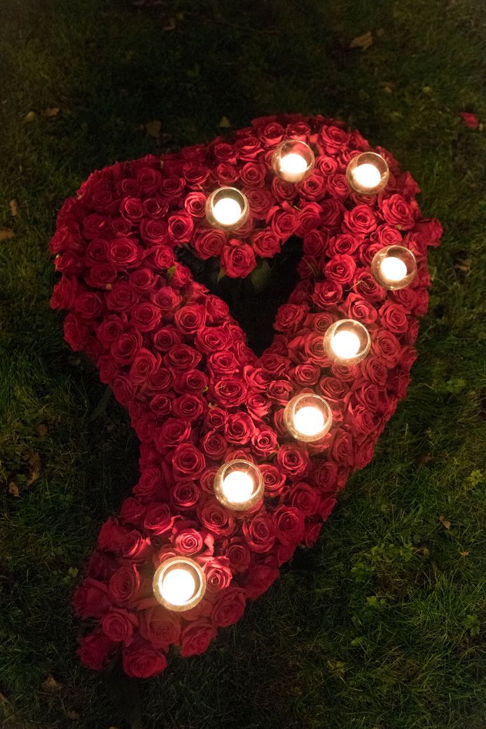 Lichtjesavond op begraafplaats in De Lier: ‘Verdriet hebben treft ons ...