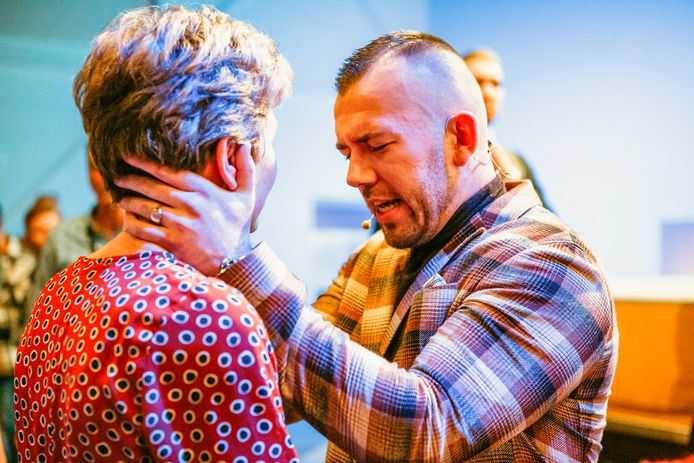 Miny uit Daarle was bij optreden prediker Tom de Wal in Twente: ‘Ten ...