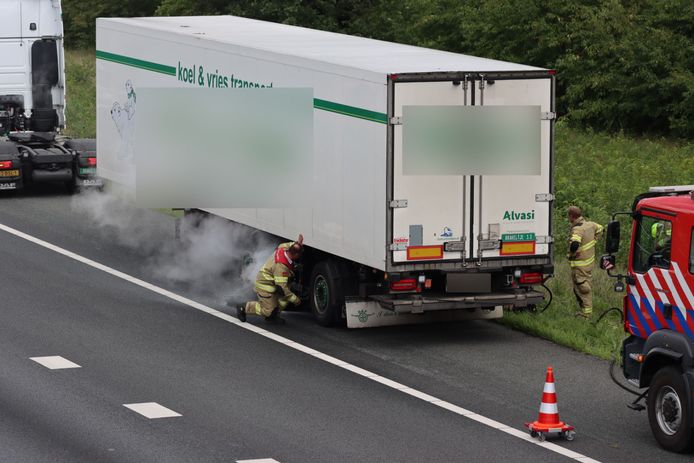 Vrachtwagen vliegt in brand op A1: verkeer komt in file van 45 minuten terecht | Barneveld | AD.nl