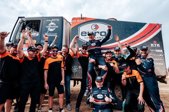 Lauwse materiaalman Sjaak (58) komt terug als winnaar van Dakar rally: ‘Dit was de extreemste ...