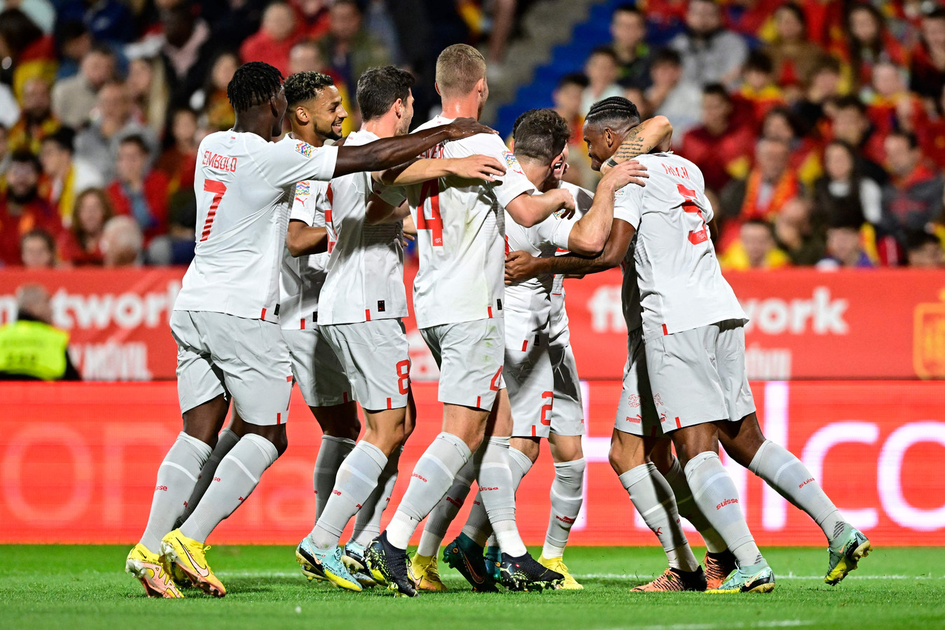 Spanje verliest verrassend van Zwitserland en geeft koppositie uit ...