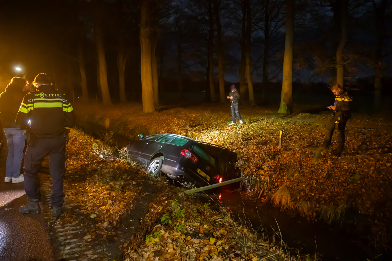 Pas een rijbewijs en dan met de auto van papa de sloot in rijden | Foto ...