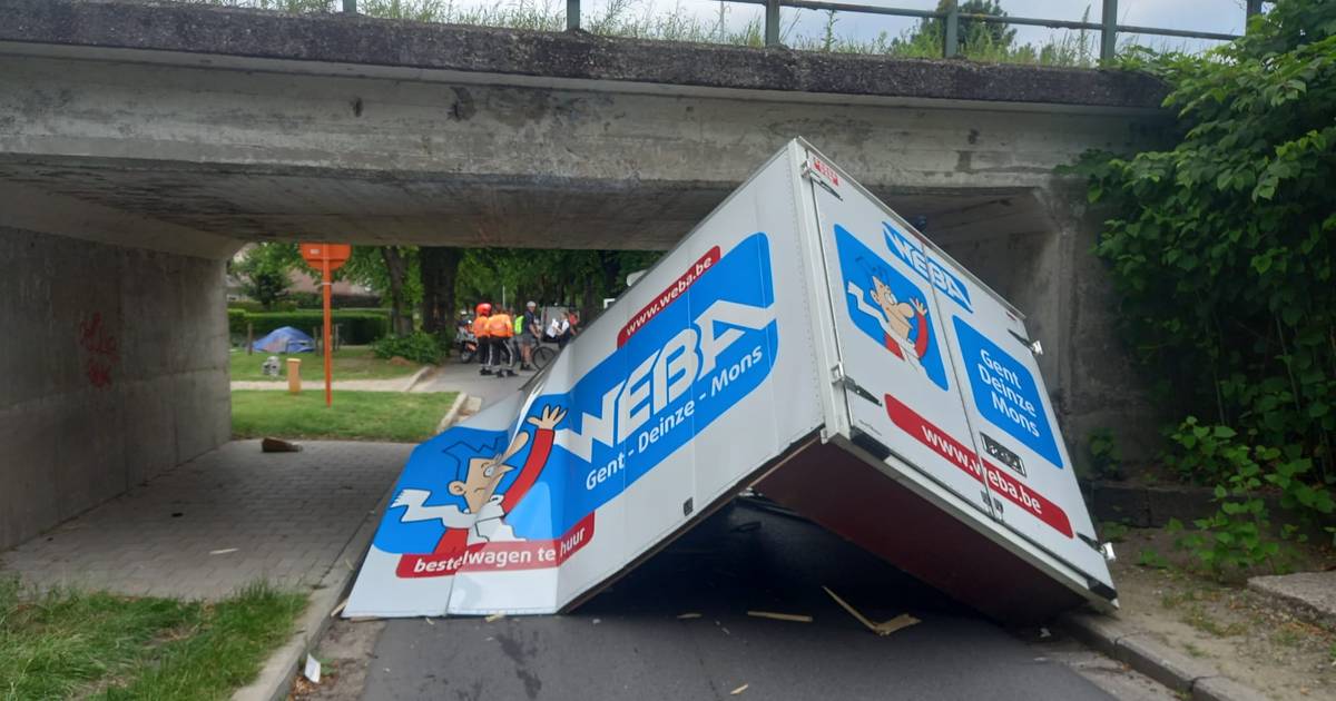 Slecht gemikt! Bestuurder van bestelwagen van WEBA schat hoogte van ...