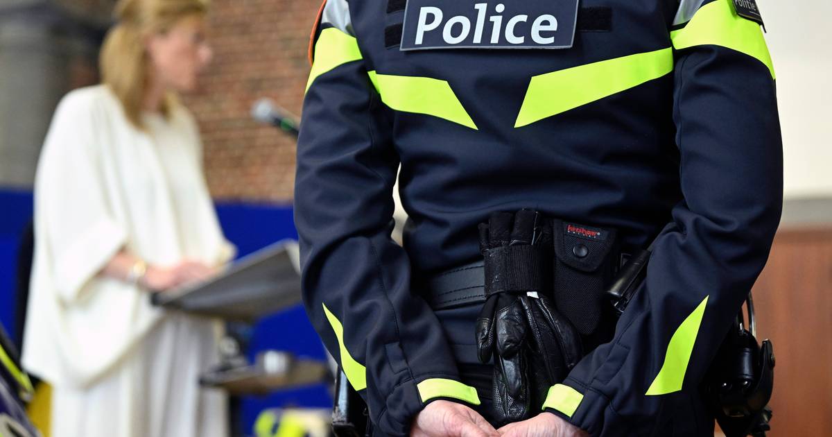 KIJK. Dit wordt het nieuwe uniform van de politie: zichtbaarder ...