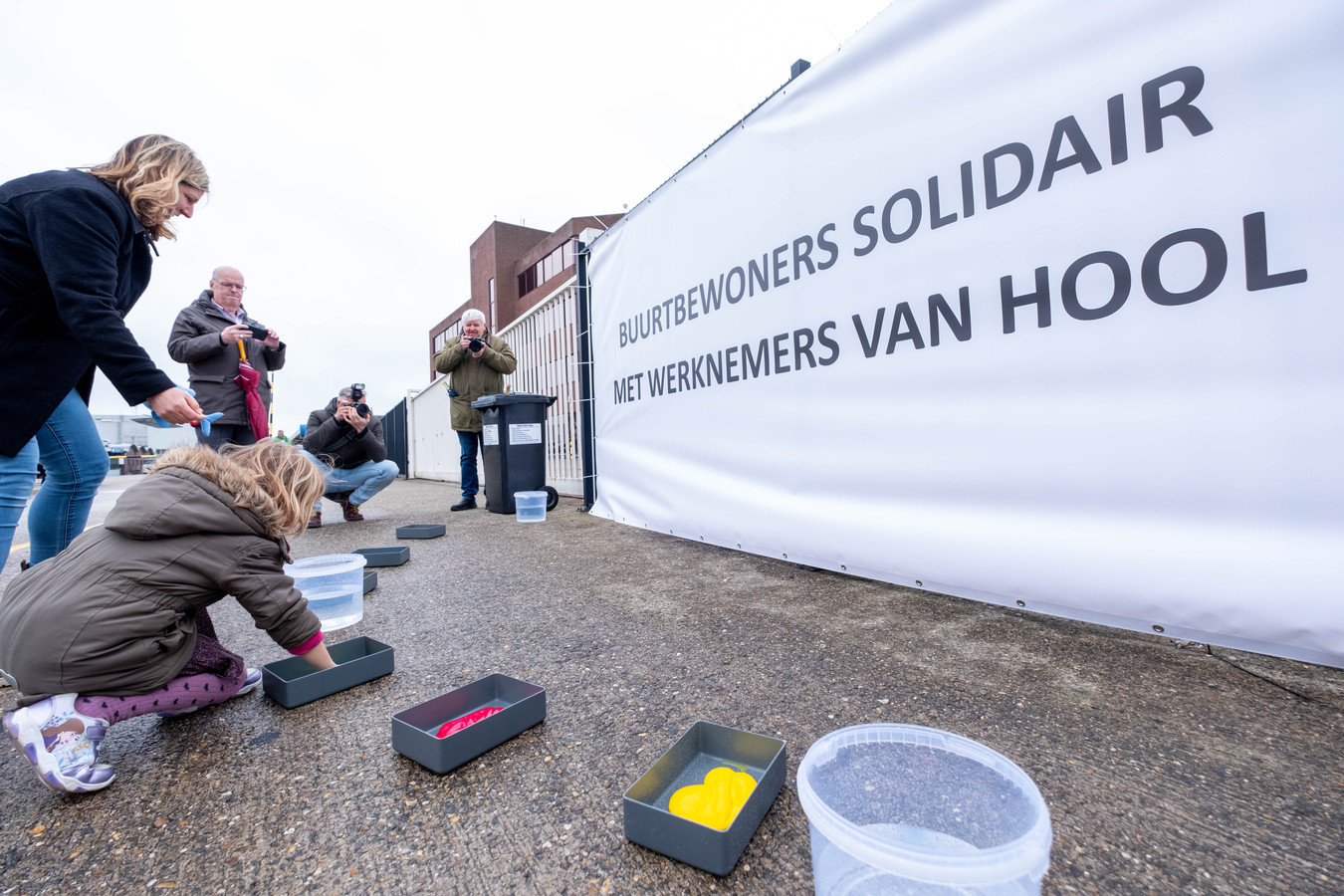 IN BEELD. Buurtbewoners tonen solidariteit aan de poort van Van Hool ...