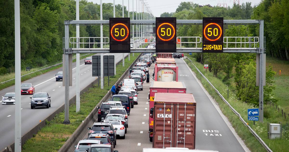 Busstrook versperd na ongeval op E313 richting Antwerpen in Ranst ...