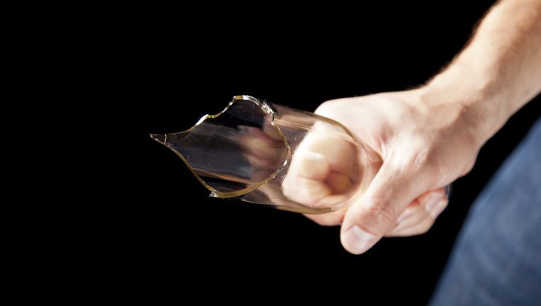 Man zwaar toegetakeld aan gezicht met eigen glasscherf | De Morgen