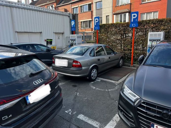 Oude wagen staat wel heel slecht geparkeerd: “Twee plaatsen en twee ...