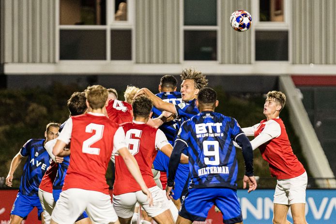 Willem II wint debuutwedstrijd van coach Peter Maes met hangen en wurgen bij Jong AZ | Willem II ...