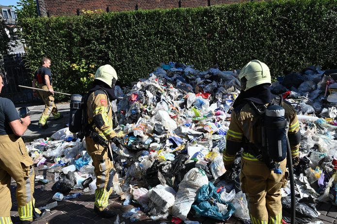 Brandend afval uit vuilniswagen op straat gekieperd om te kunnen blussen | Breda | bndestem.nl