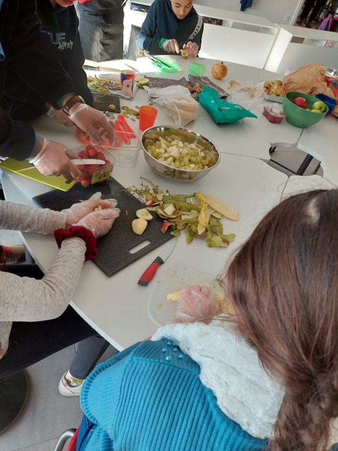 Leerlingen De Springveer kopen bewust en smullen nadien van lekker en ...