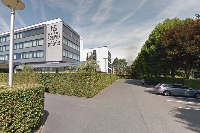 Onbekende stapt op reisbus en gaat met twee portefeuilles aan de haal ...