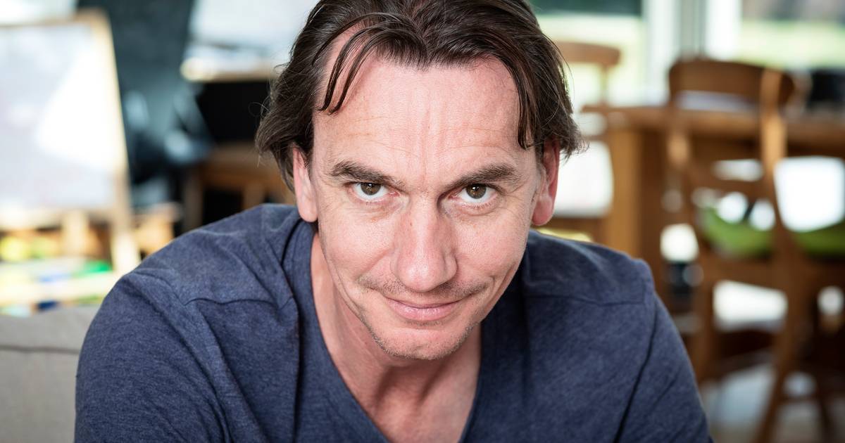 Bert Gabriëls toert met zijn allereerste eindejaarsconference: “Ik sta ...