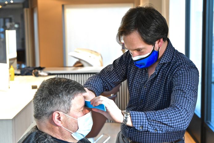 Kapper-burgemeester Francesco Vanderjeugd ontvangt schepen Geert ...